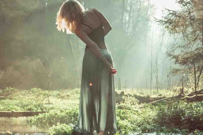 Santoni evolves seamless technology with its knitting machine SM8 ...